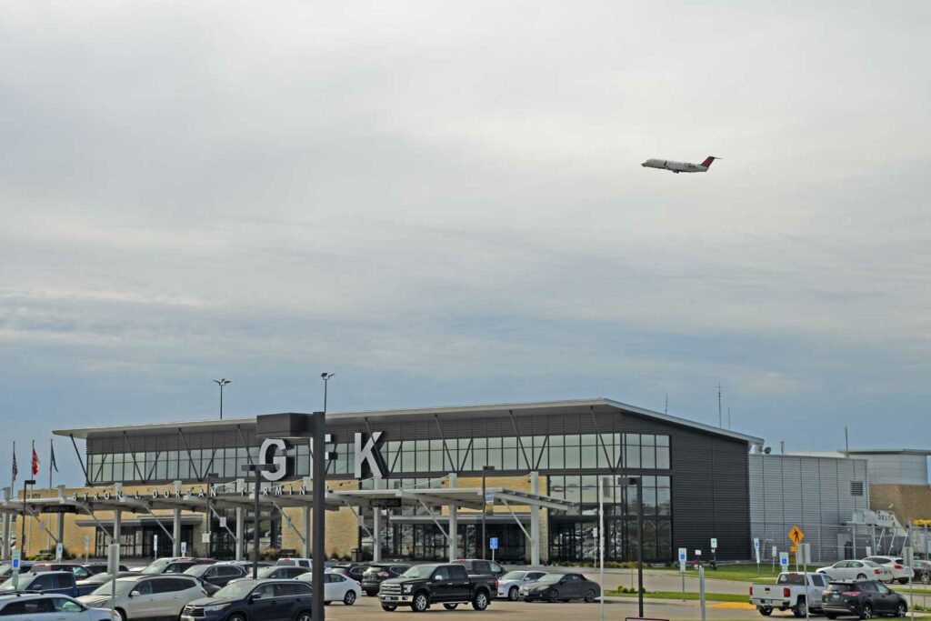 terminal-plane – Grand Forks International Airport